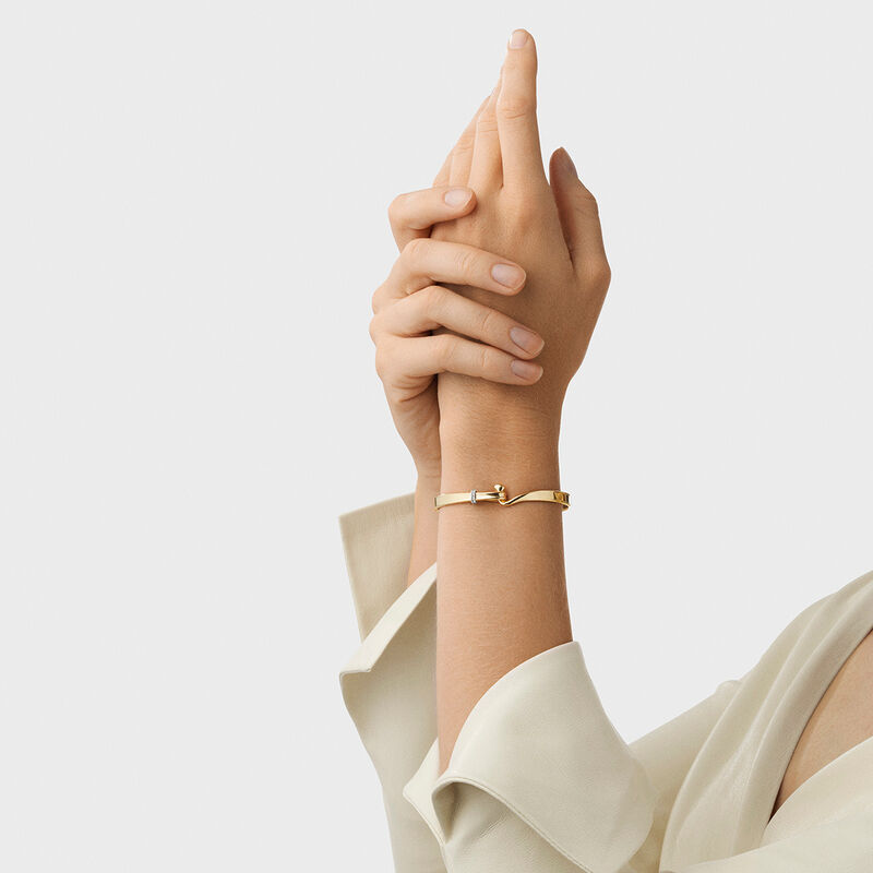 TORUN BANGLE 18ct. yellow gold bangle w. brilliant cut diamonds