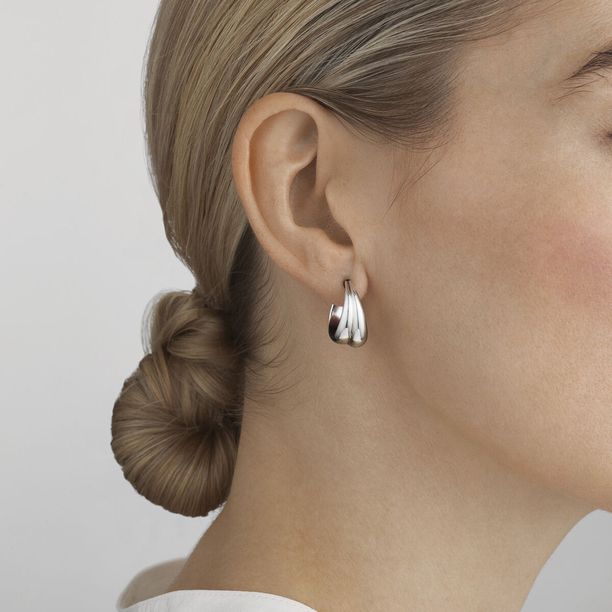 Curve sculptural earrings in sterling silver | Georg Jensen