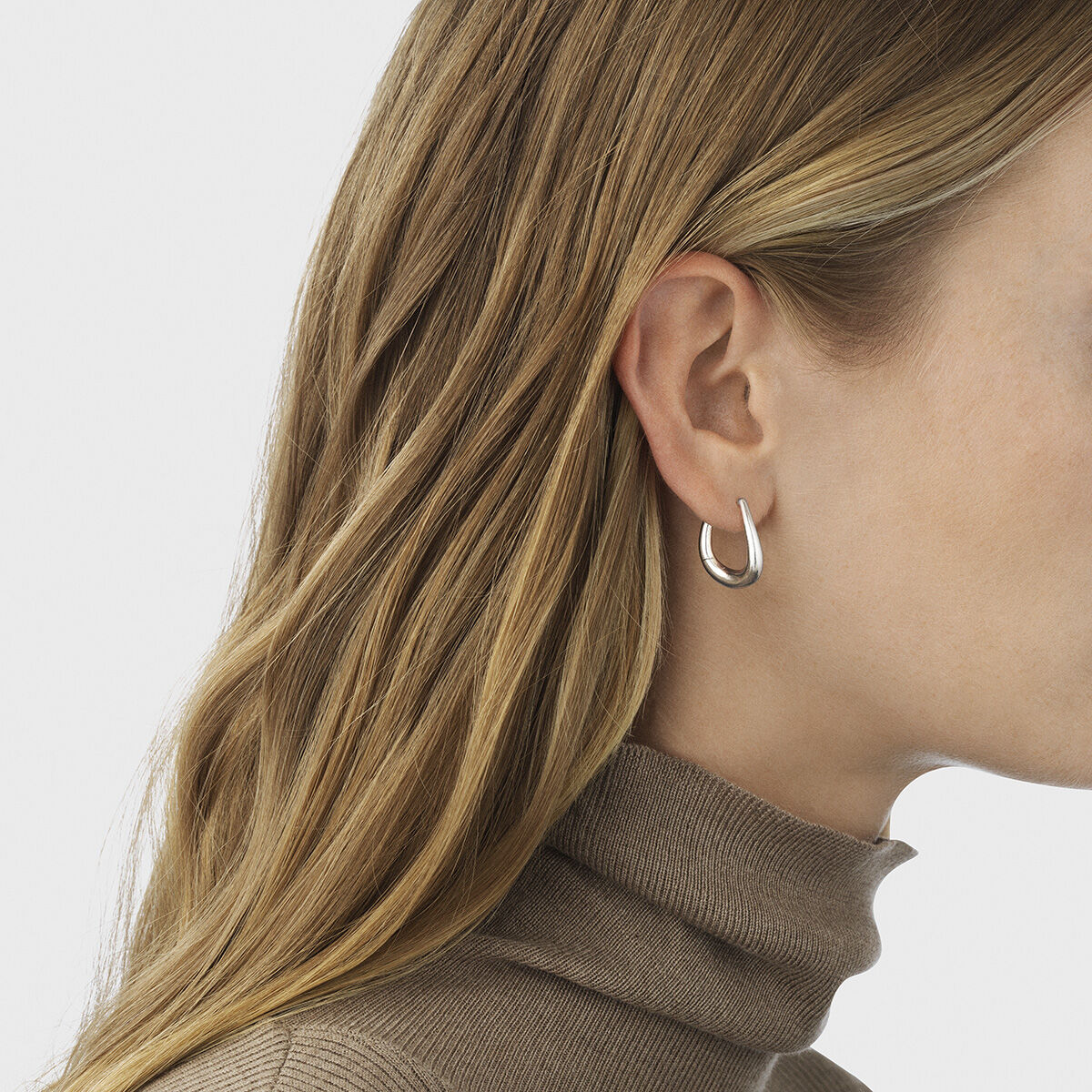 OFFSPRING Medium Earhoop in sterling silver.