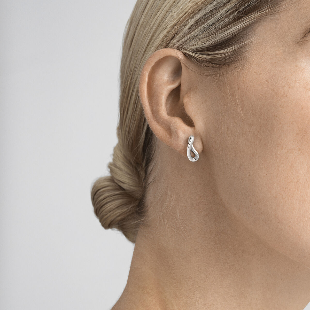 Infinity earrings in sterling silver | Georg Jensen